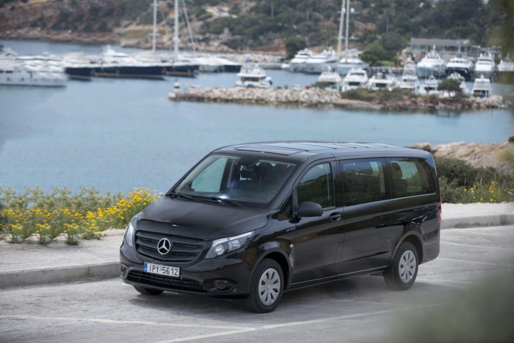 H Mercedes παρουσιάζει το νέο Vito Tourer Dark Edition - autoliveris