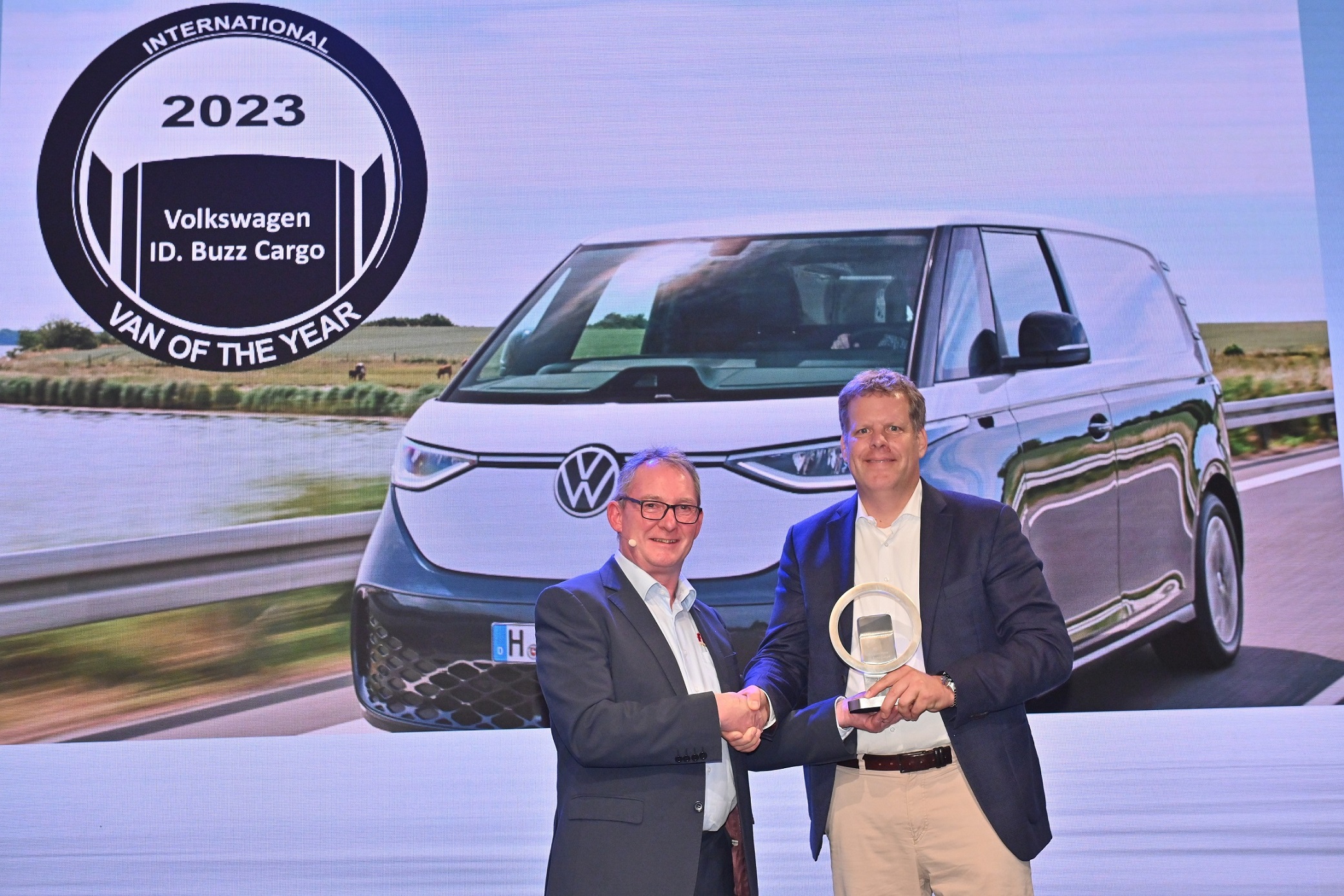 Το Volkswagen ID. Buzz Cargo αναδείχθηκε «International Van of the Year ...